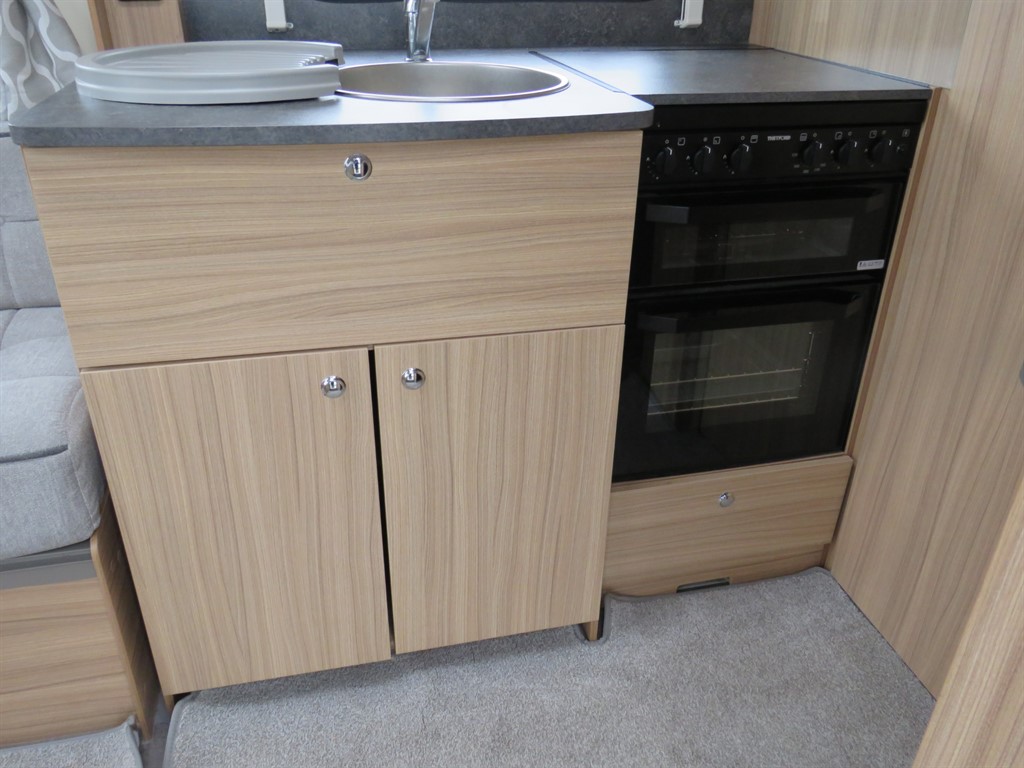 Used Bailey Phoenix + 640 Island Bed 4 Berth Jack and Jill Bathroom for ...