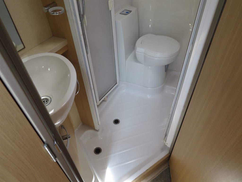 Used Bessacarr E560 4 Berth Fixed Bed with Driveaway Awning for sale in ...