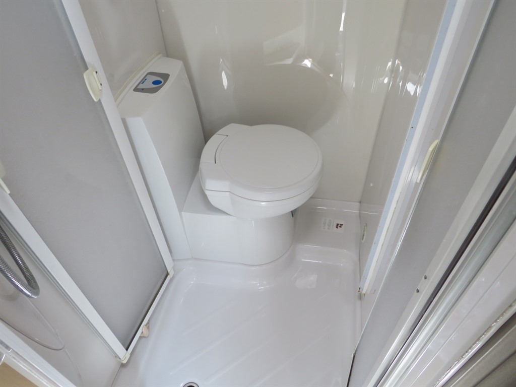 Used Bessacarr E560 4 Berth Fixed Bed with Driveaway Awning for sale in ...
