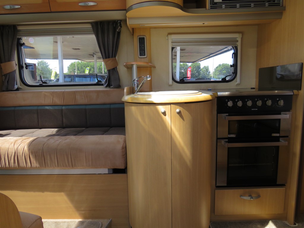 Used Bessacarr E560 4 Berth Fixed Bed with Driveaway Awning for sale in ...