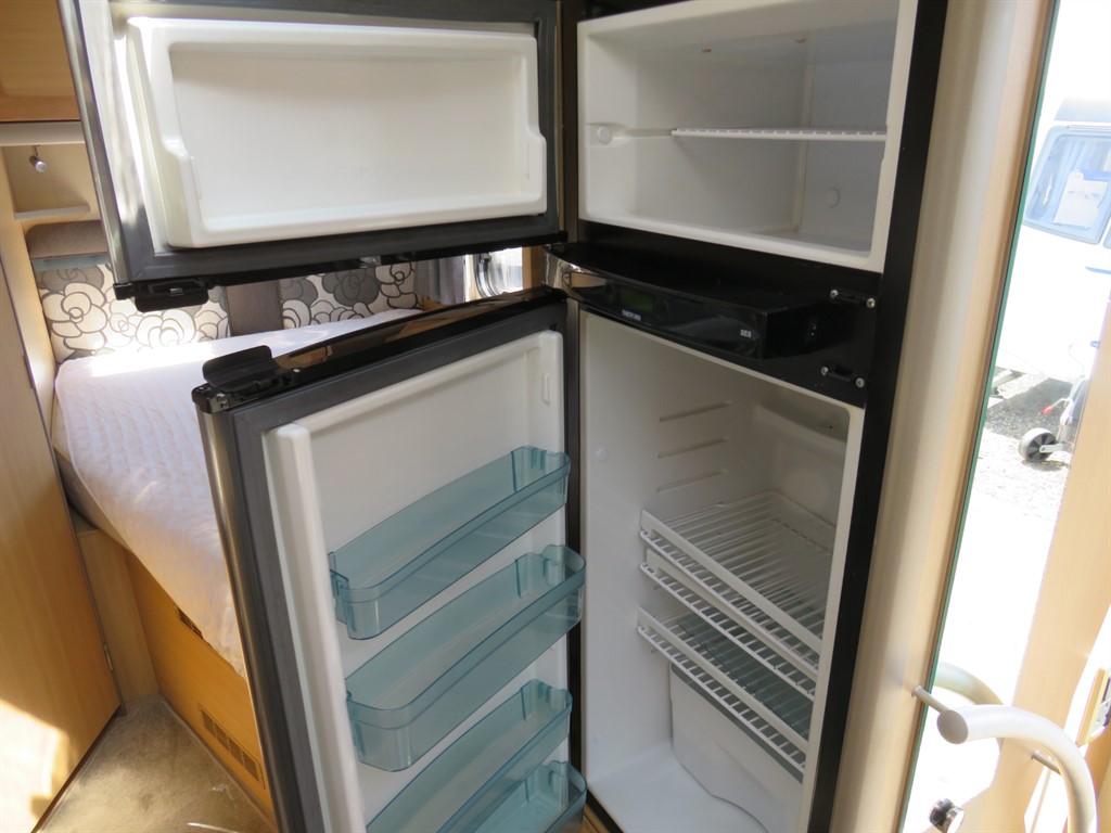 Used Bessacarr E560 4 Berth Fixed Bed with Driveaway Awning for sale in Sandy, Bedfordshire ...