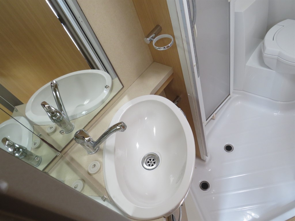 Used Bessacarr E560 4 Berth Fixed Bed with Driveaway Awning for sale in ...