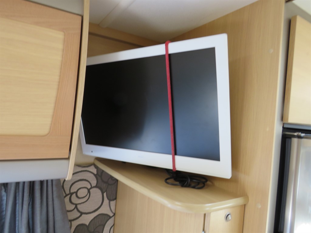 Used Bessacarr E560 4 Berth Fixed Bed with Driveaway Awning for sale in ...