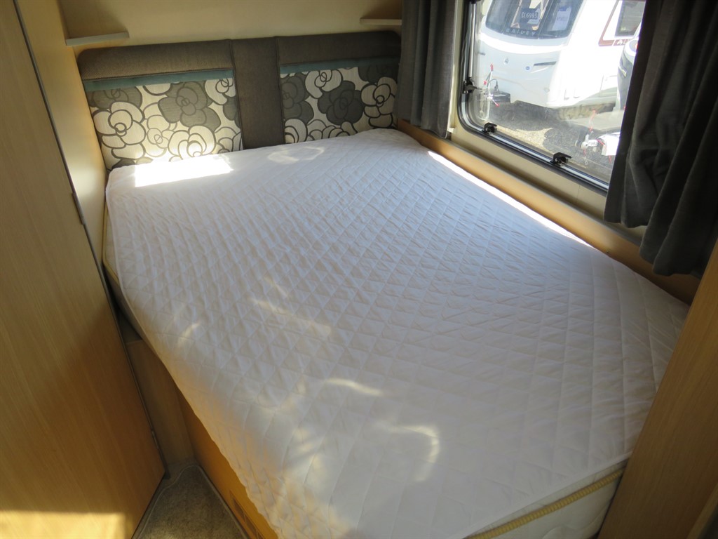 Used Bessacarr E560 4 Berth Fixed Bed with Driveaway Awning for sale in ...