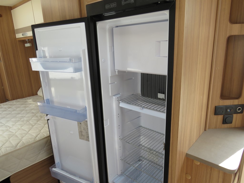Used Lunar Quasar 674 Island Bed 4 Berth for sale in Sandy ...