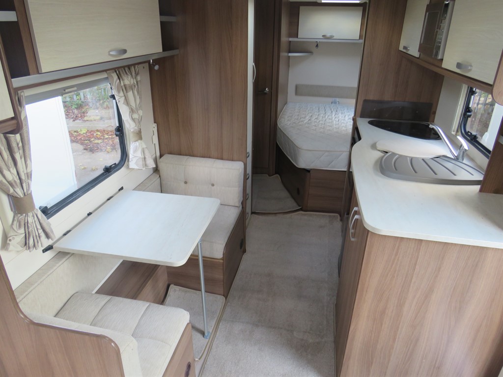Used Lunar Venus 620/6 Fixed bed Twin Axle 6 Berth with Air Awning for ...