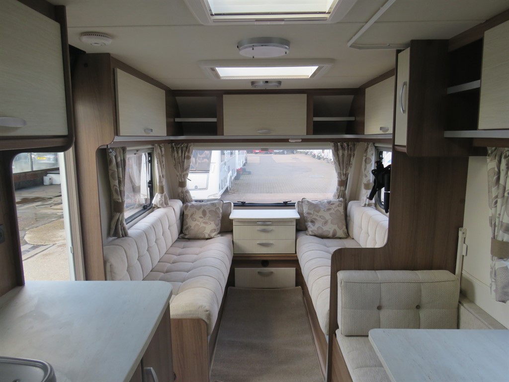 Used Lunar Venus 620/6 Fixed bed Twin Axle 6 Berth with Air Awning for ...
