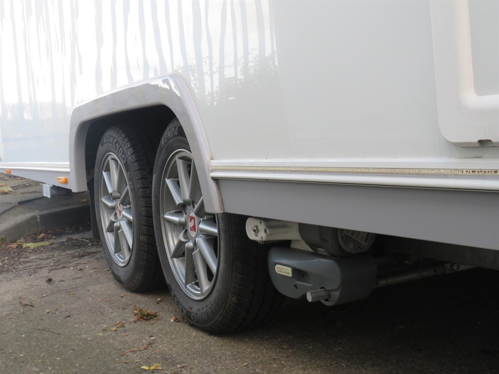 Used Lunar Venus 620/6 Fixed bed Twin Axle 6 Berth with Air Awning for ...