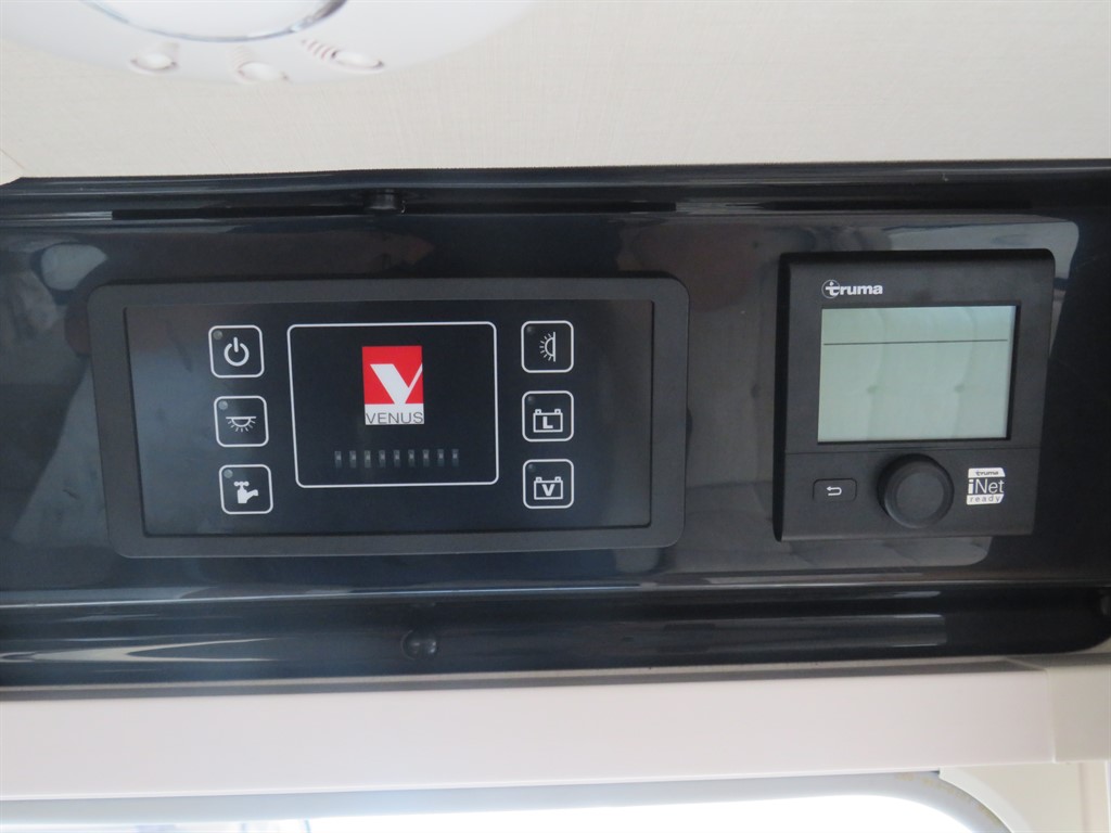 Used Lunar Venus 620/6 Fixed bed Twin Axle 6 Berth with Air Awning for ...