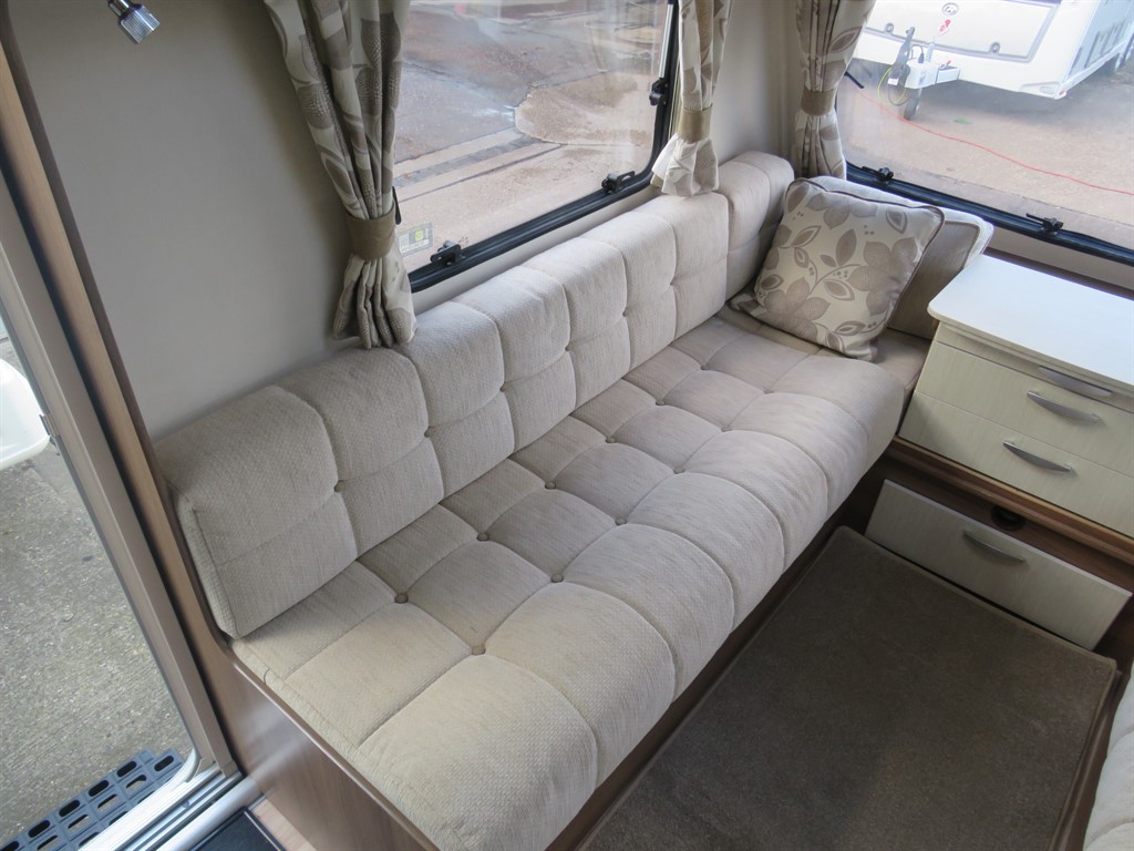 Used Lunar Venus 620/6 Fixed bed Twin Axle 6 Berth with Air Awning for ...