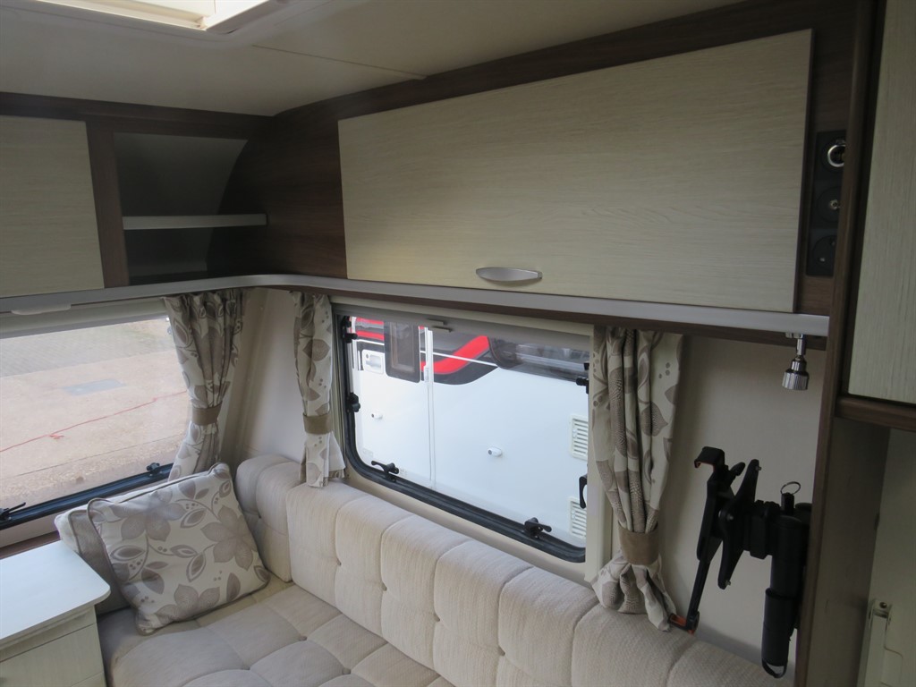 Used Lunar Venus 620/6 Fixed bed Twin Axle 6 Berth with Air Awning for ...