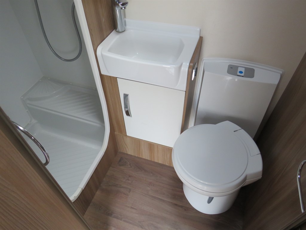 Used Sprite Major 6 TD 6 Berth Fixed Bunks Family Caravan for sale in ...
