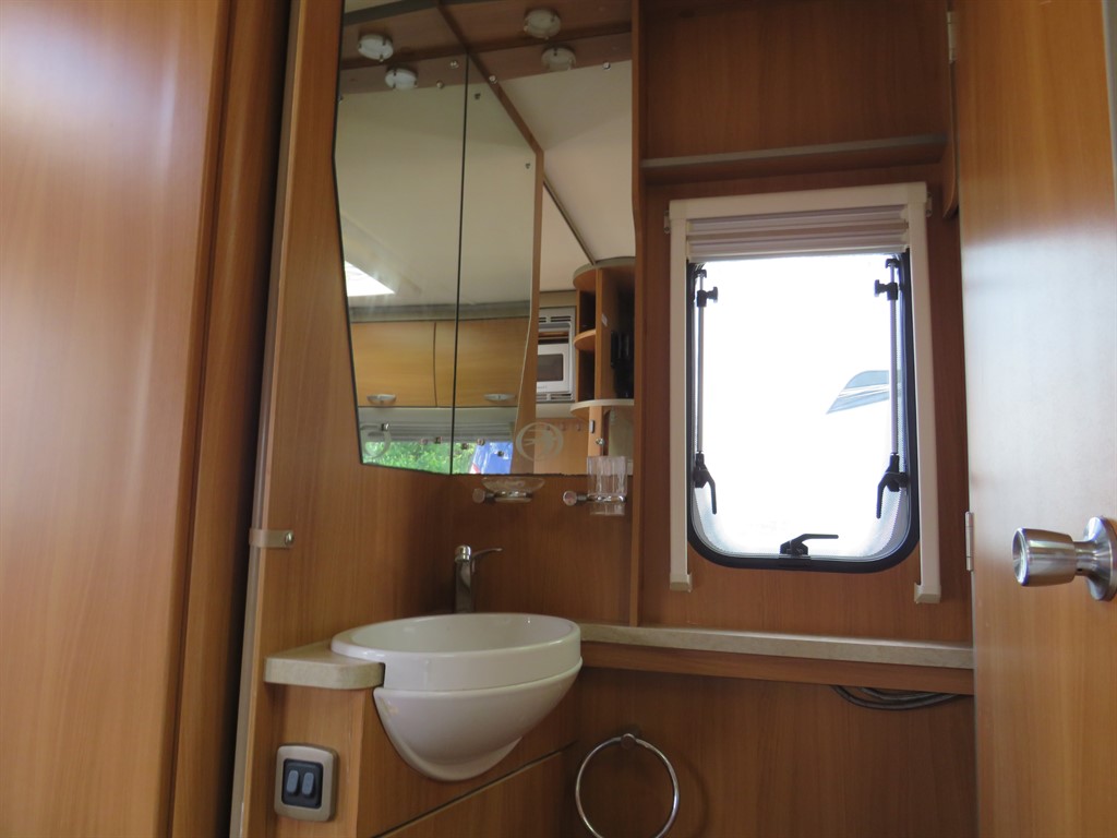 Used Swift Challenger 625 Twin Axle 6 Berth for sale in Sandy ...