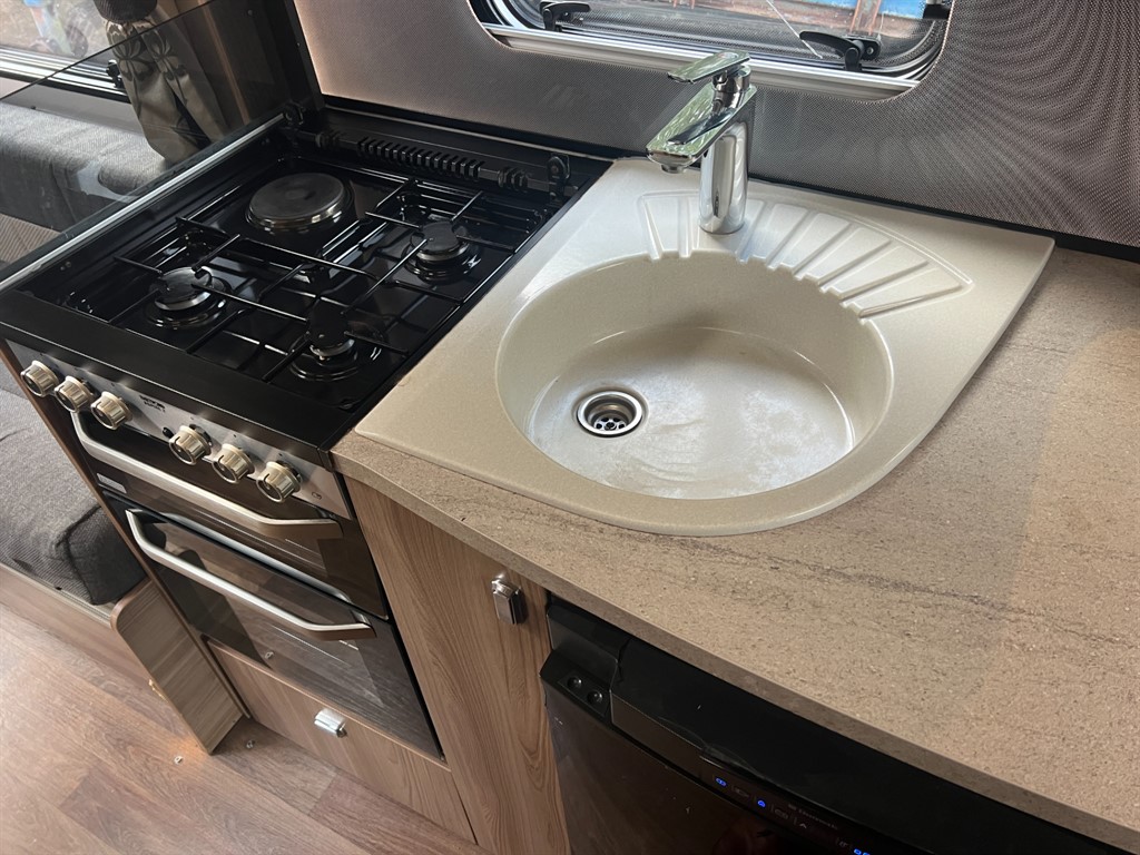 Used Bessacarr E496 6 Berth 6 Belts U Shape Lounge Lowline Motorhome ...