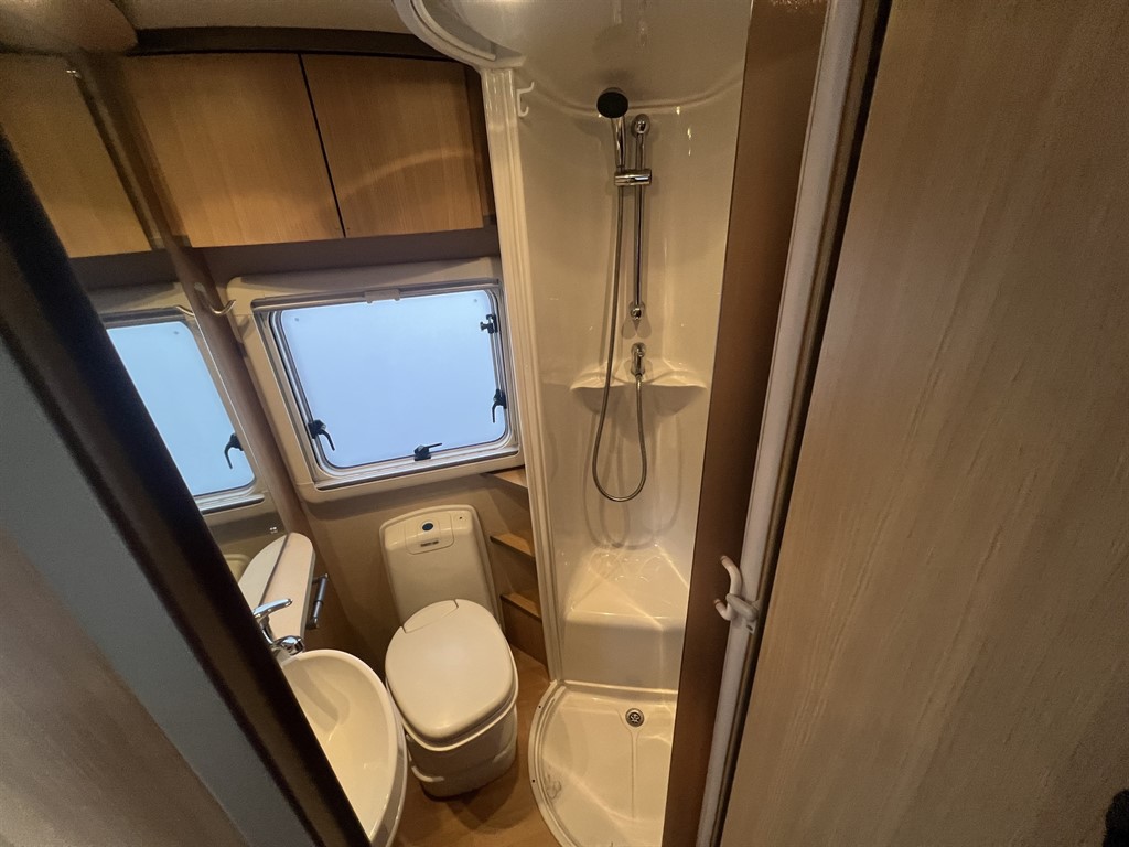 Used Bessacarr E795 6 Berth 4 Seatbelts Family Motorhome for sale in ...