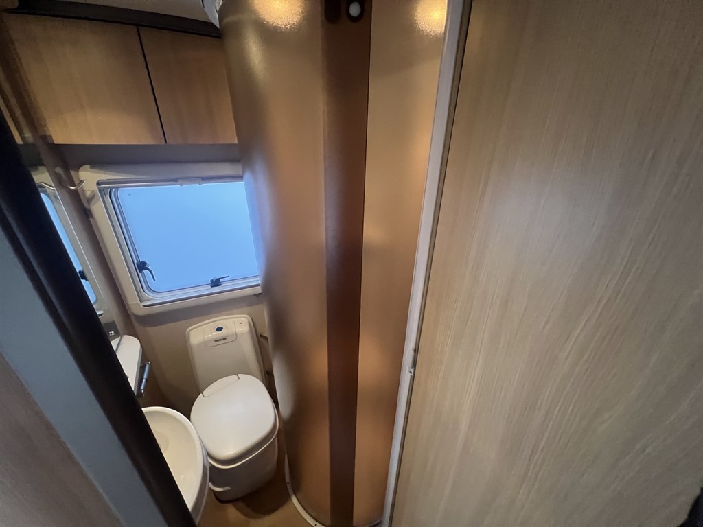 Used Bessacarr E795 6 Berth 4 Seatbelts Family Motorhome for sale in ...