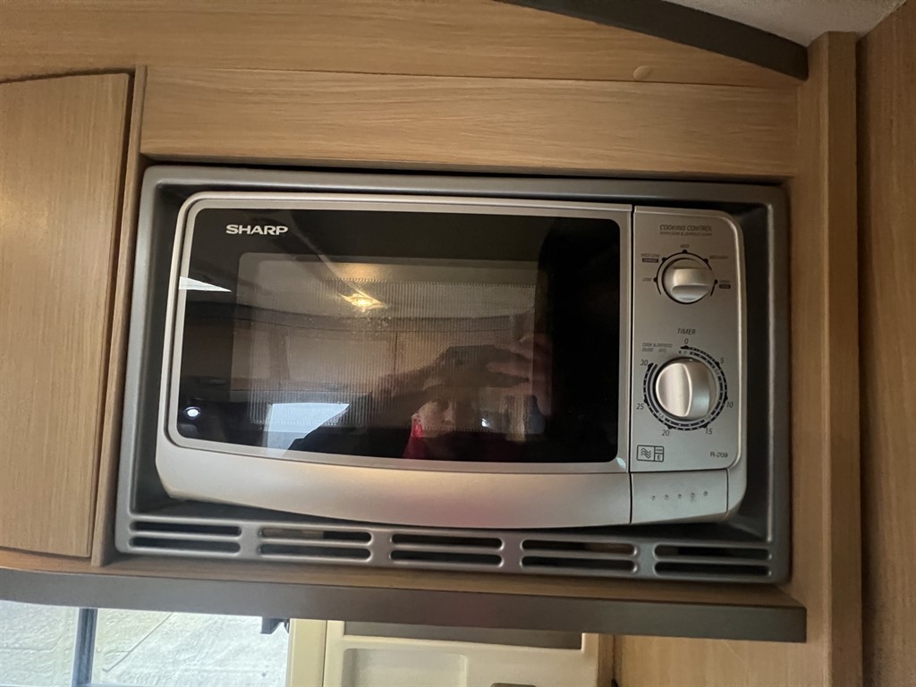 Used Bessacarr E795 6 Berth 4 Seatbelts Family Motorhome for sale in ...