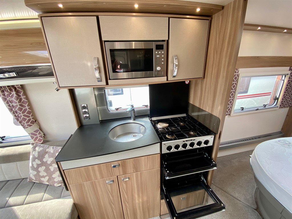 Used Swift Conqueror 580 4 berth caravan for sale in Northwich ...