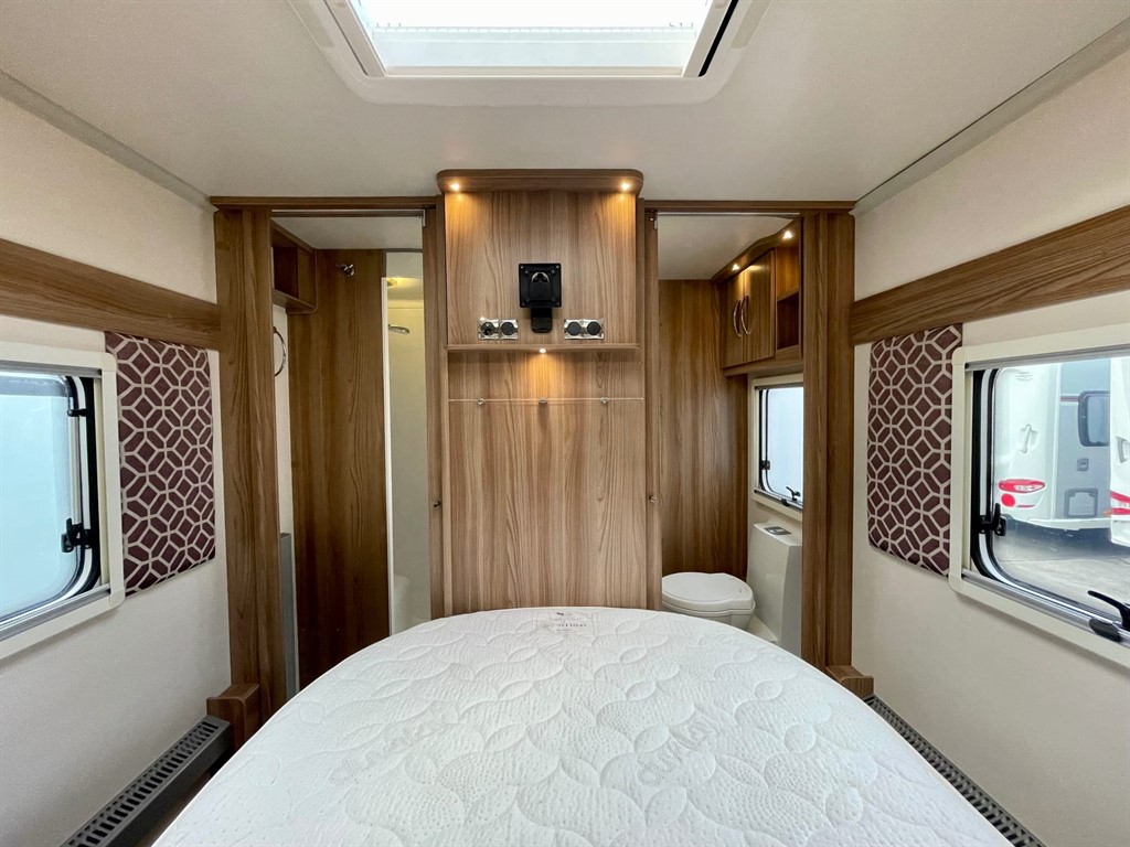 Used Swift Conqueror 560, island bed, 4 berth caravan for sale in ...