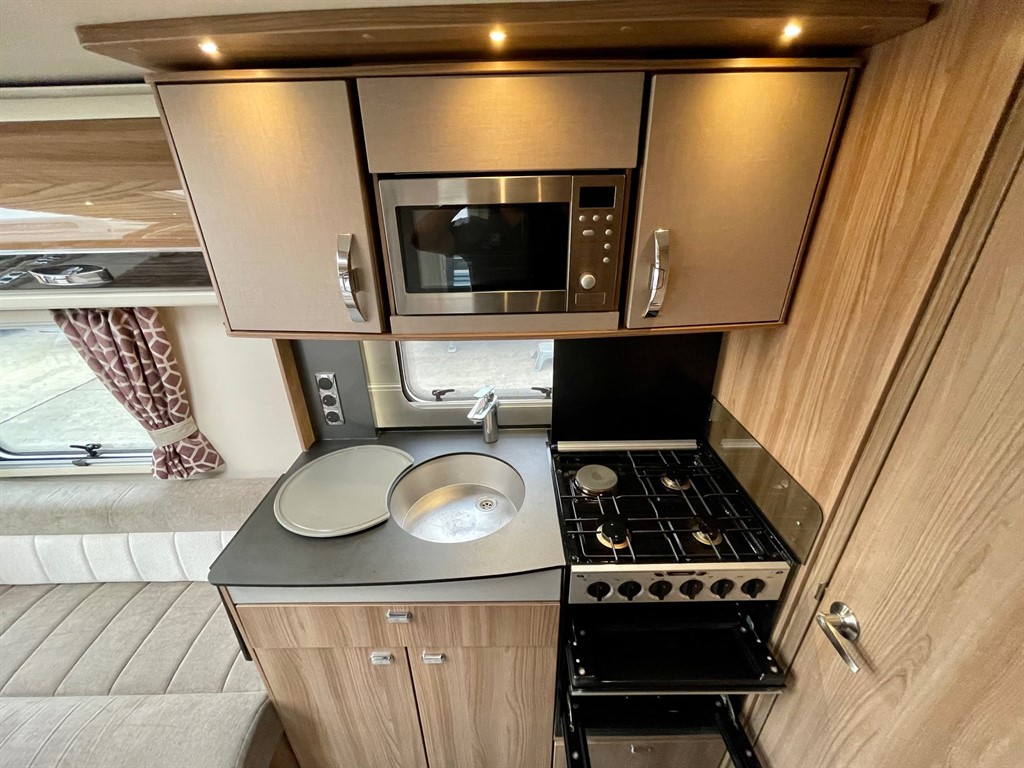 Used Swift Conqueror 560, island bed, 4 berth caravan for sale in ...