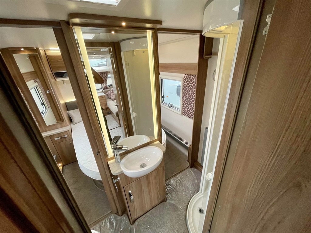 Used Swift Conqueror 560, island bed, 4 berth caravan for sale in ...