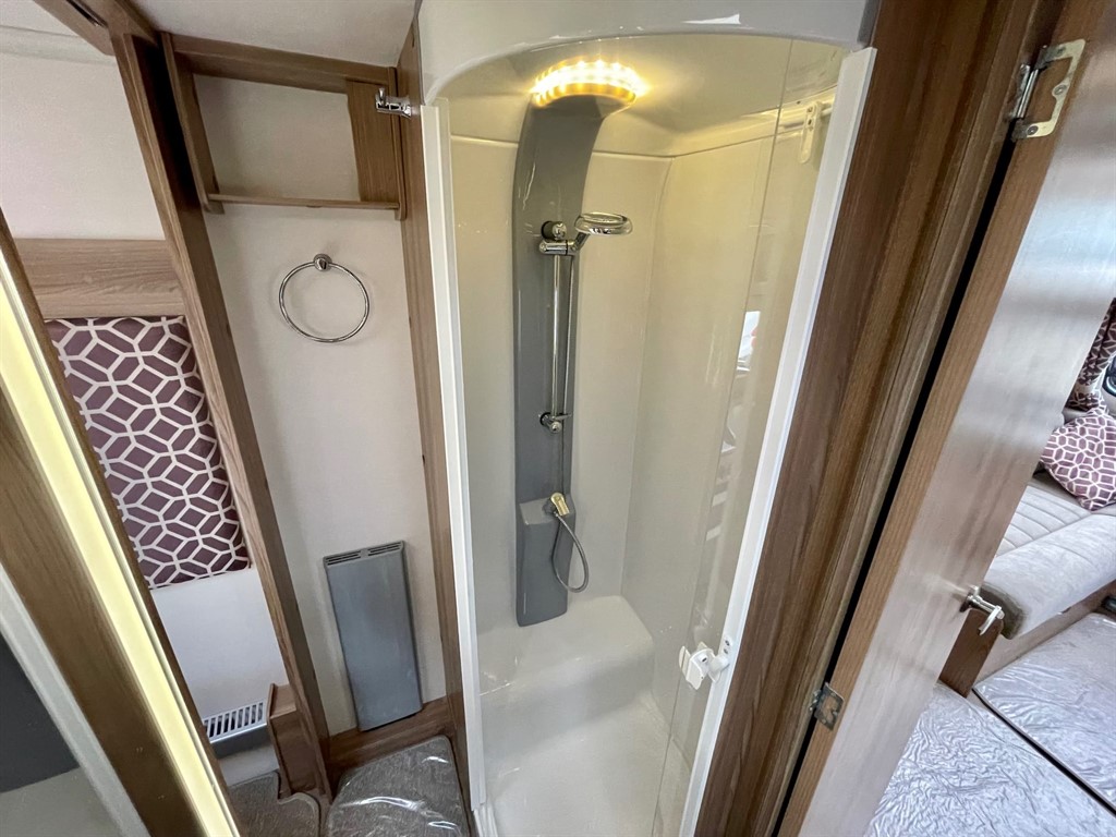 Used Swift Conqueror 560, island bed, 4 berth caravan for sale in ...