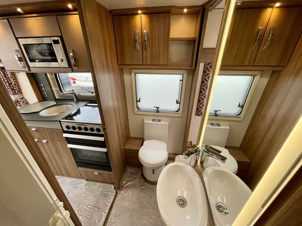 Used Swift Conqueror 560, island bed, 4 berth caravan for sale in ...