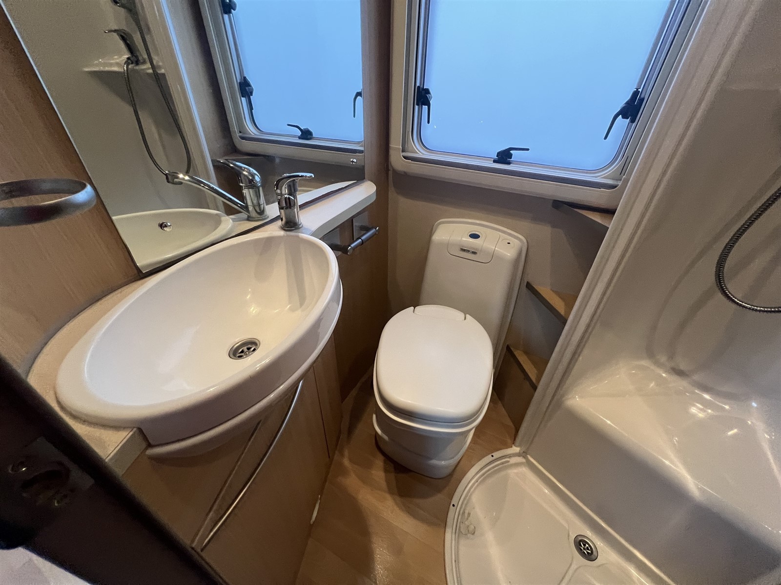Used Bessacarr E795 6 Berth 4 Seatbelts Family Motorhome for sale in ...