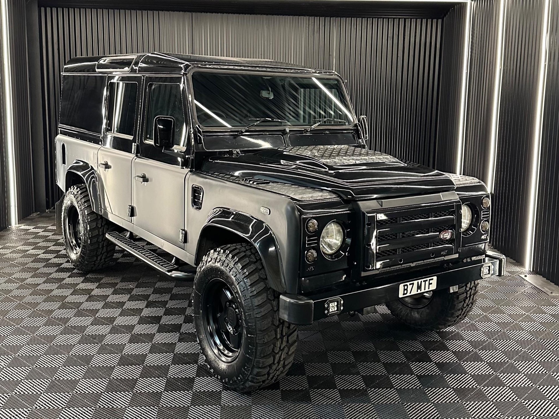 Used Land Rover Defender 110 TDI XS UTILITY WAGON DCB for sale in ...