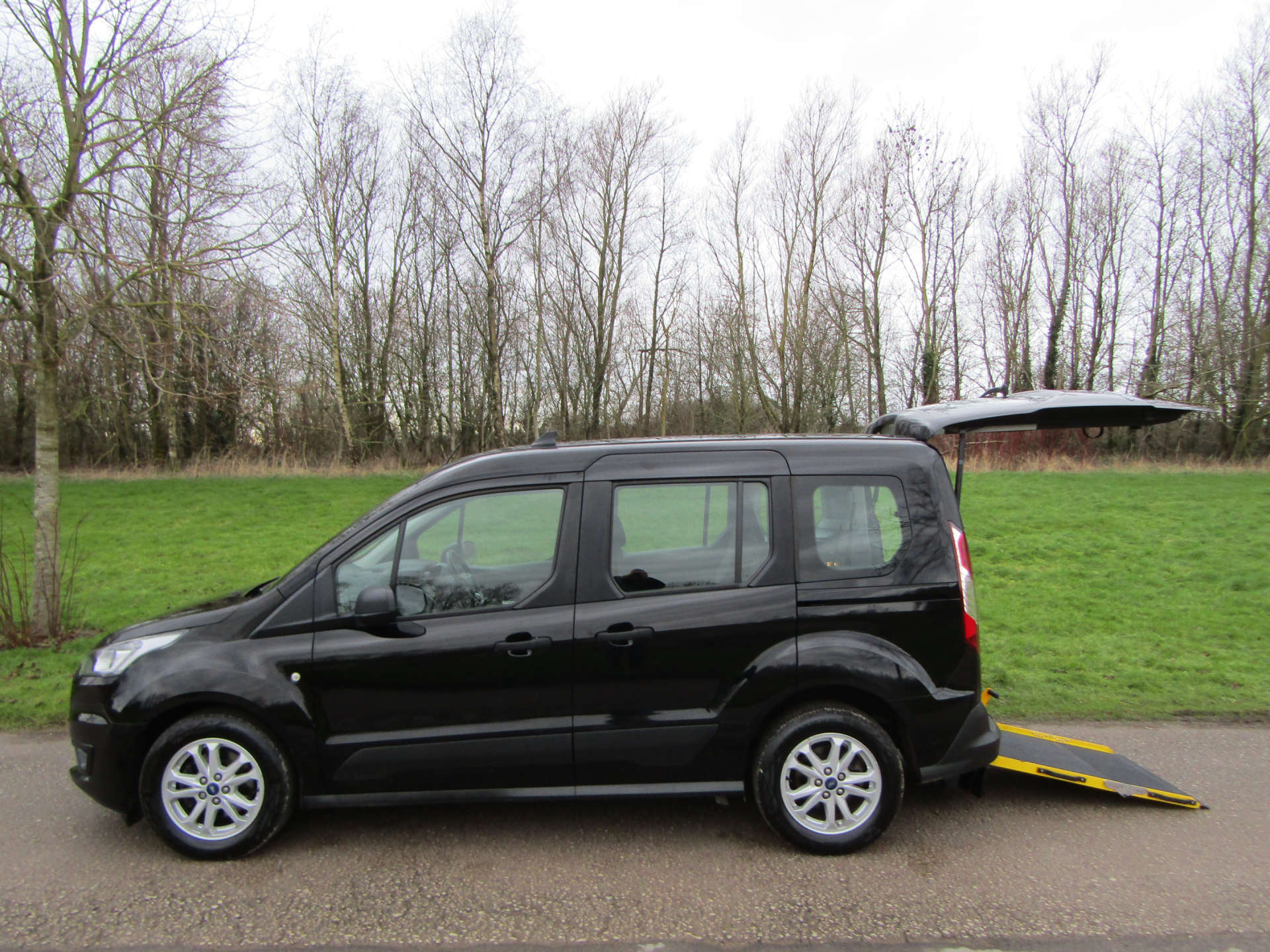 Used Ford Tourneo Connect SWB WHEELCHAIR ACCESSIBLE DISABLED VEHICLE ...